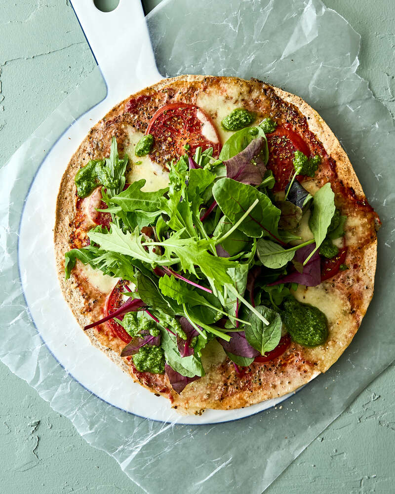 Tortilla-mozzarella-pizza med salat og pesto - Sense opskrift